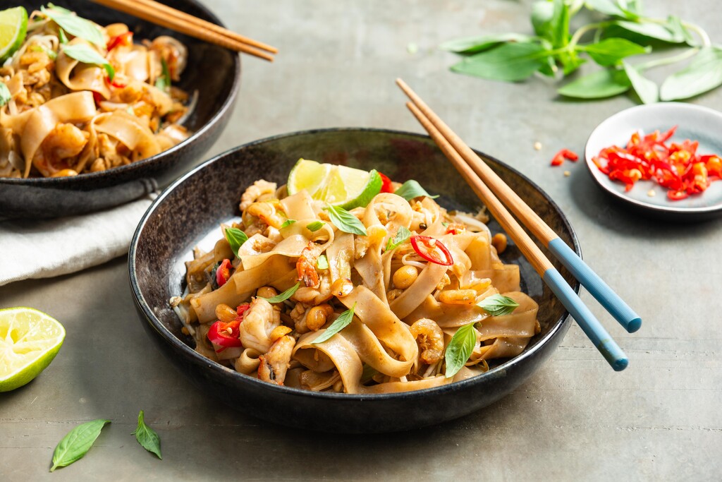 Pad thai met garnalen en Thaise basilicum - 24Kitchen Pad thai met garnalen en Thaise basilicum - 24Kitchen