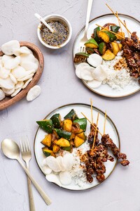 Saté in ketjap-chilisaus met gebakken courgette en rijst - 24Kitchen