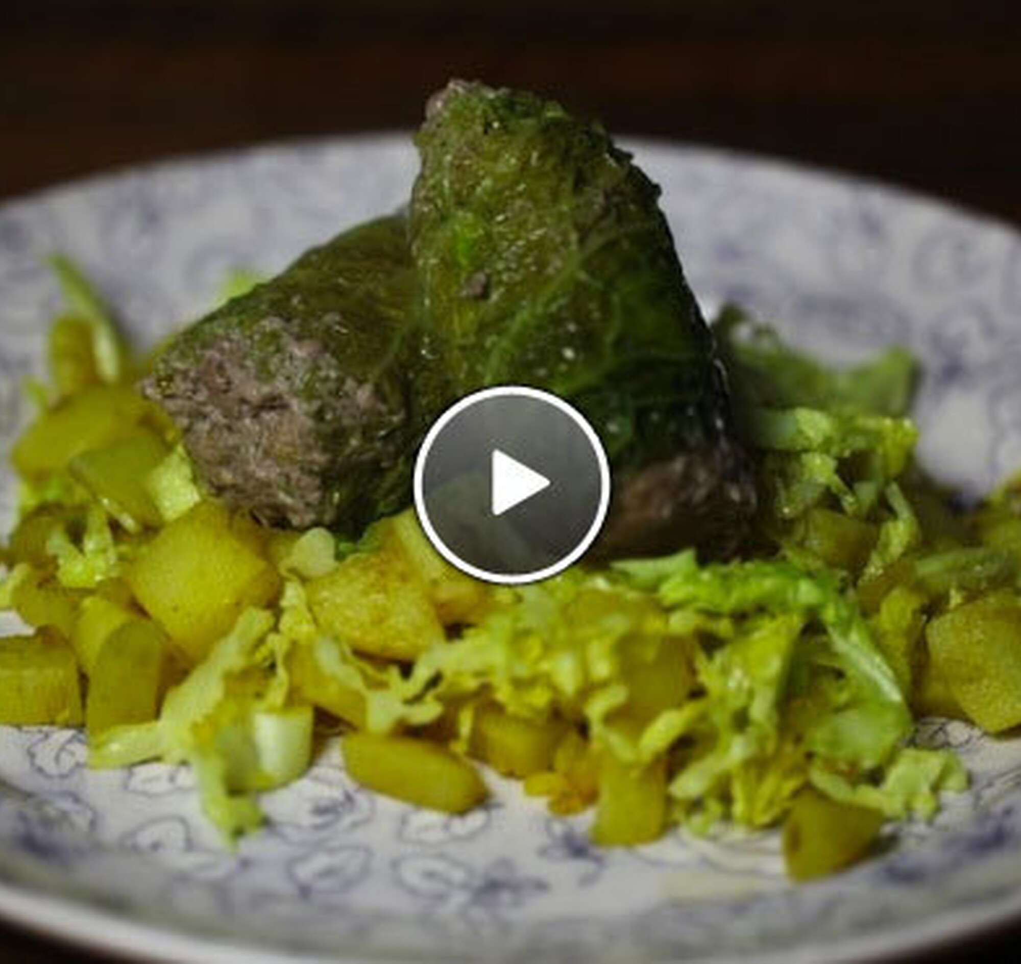 Gevulde groene kool met gehakt recept - 24Kitchen