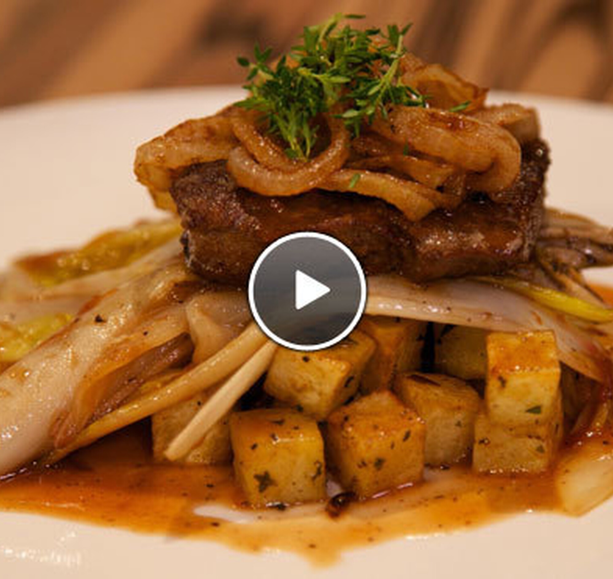 Gebakken kalfslever met gefrituurde uienringen en carré aardappels ...