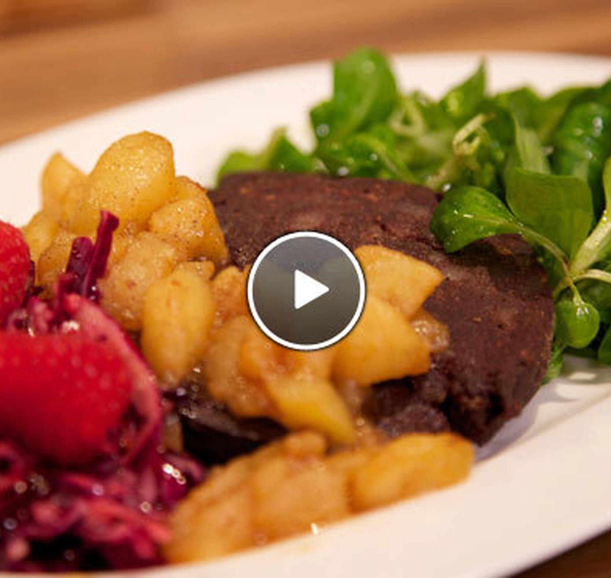 Gebakken bloedworst met rodekoolsalade en perencompote - 24Kitchen