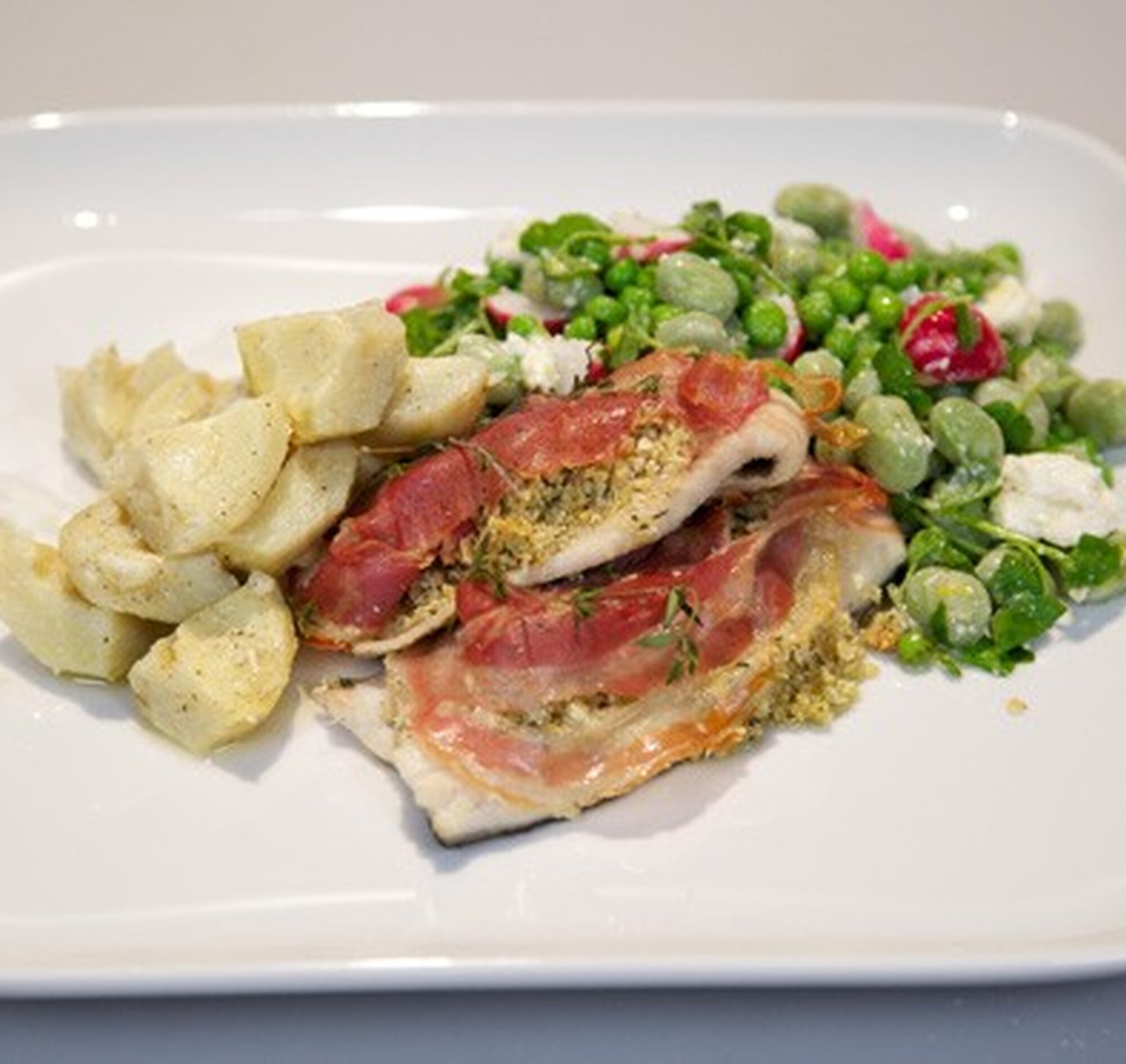 Forelfilet met amandelkruim, gemarineerde artisjokharten en groene ...