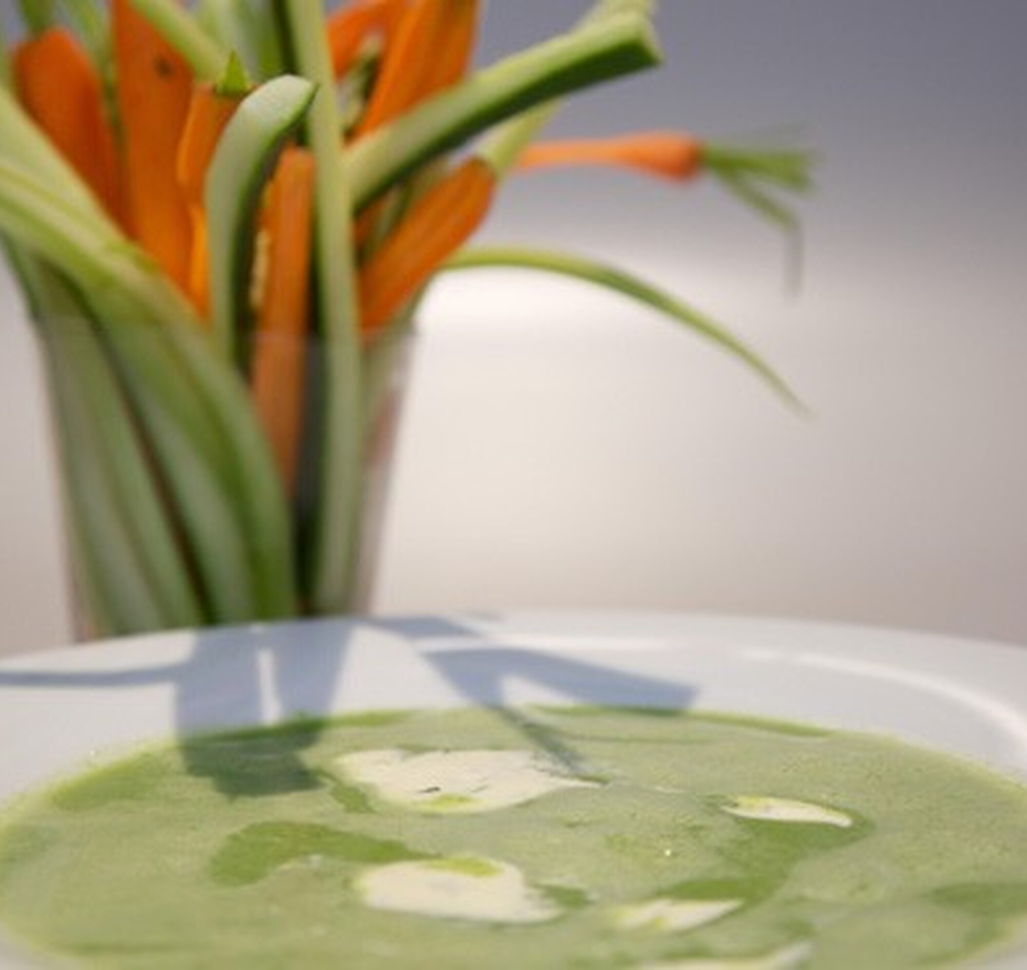 Groene soep van rucola en spinazie met crudités recept - 24Kitchen