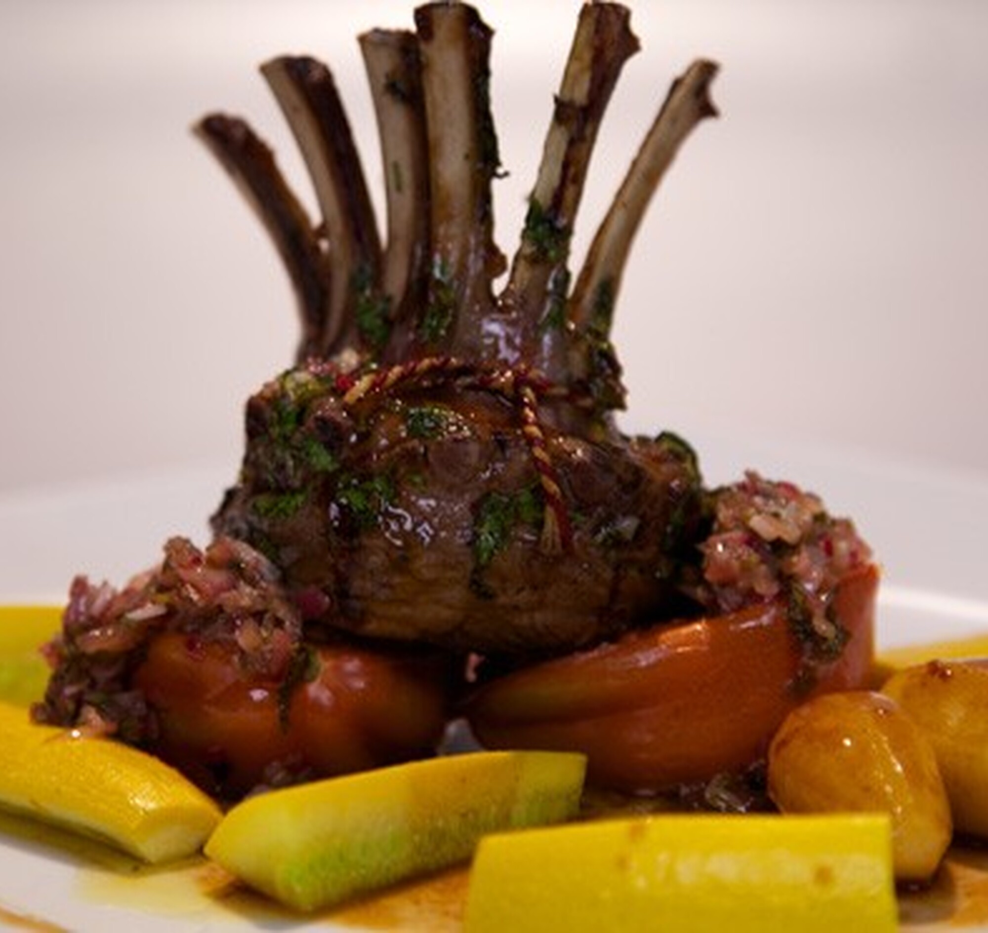 Lamskroon met pommes fondant en oventomaten recept - 24Kitchen