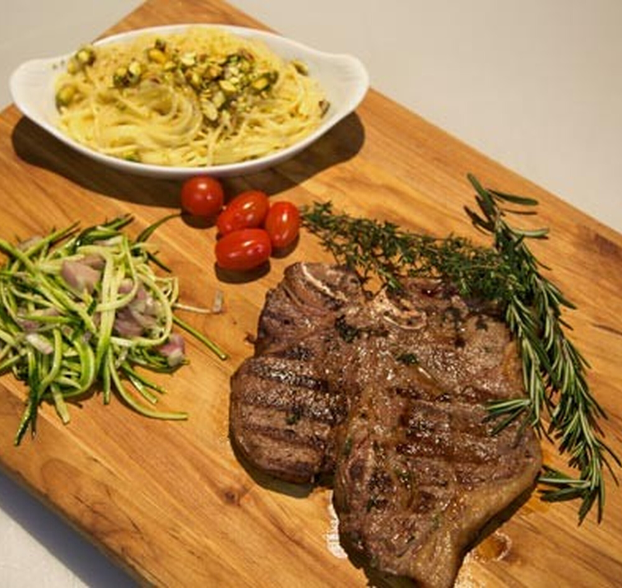 Bistecca alla Fiorentina e spaghetti con gorgonzola (T-bone steak uit ...