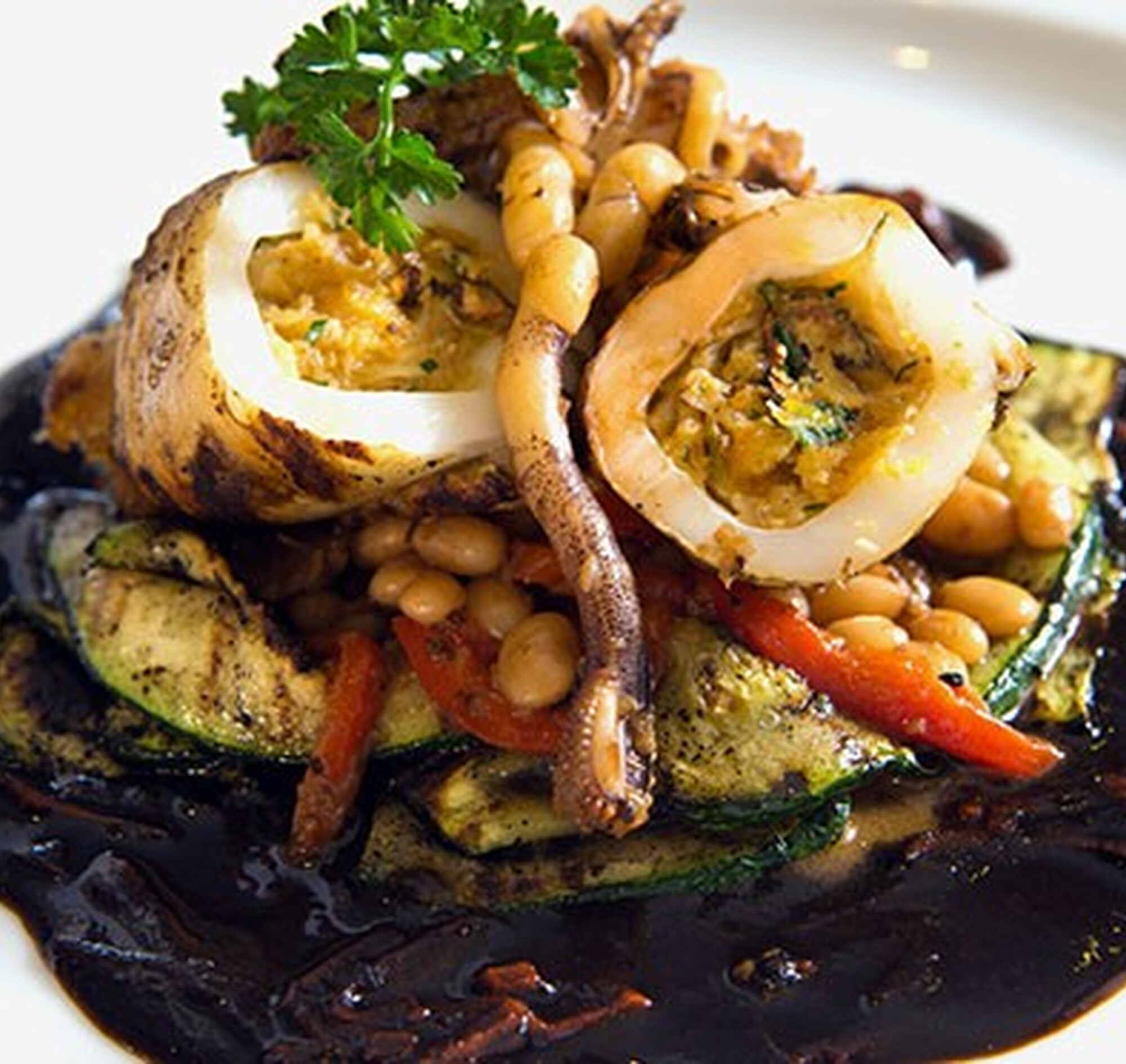 Gegrilde pijlinktvis met krab-piri piri vulling en inktvisinkt ...