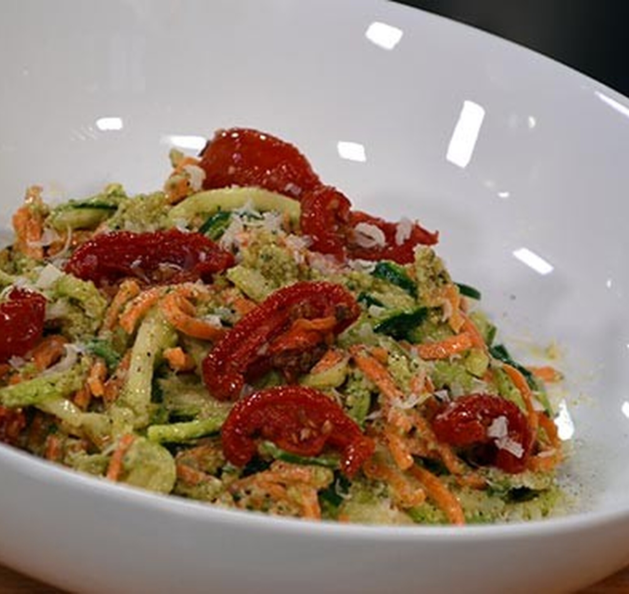 Wortel- en courgette-spaghetti met walnoten-peterseliepesto recept ...
