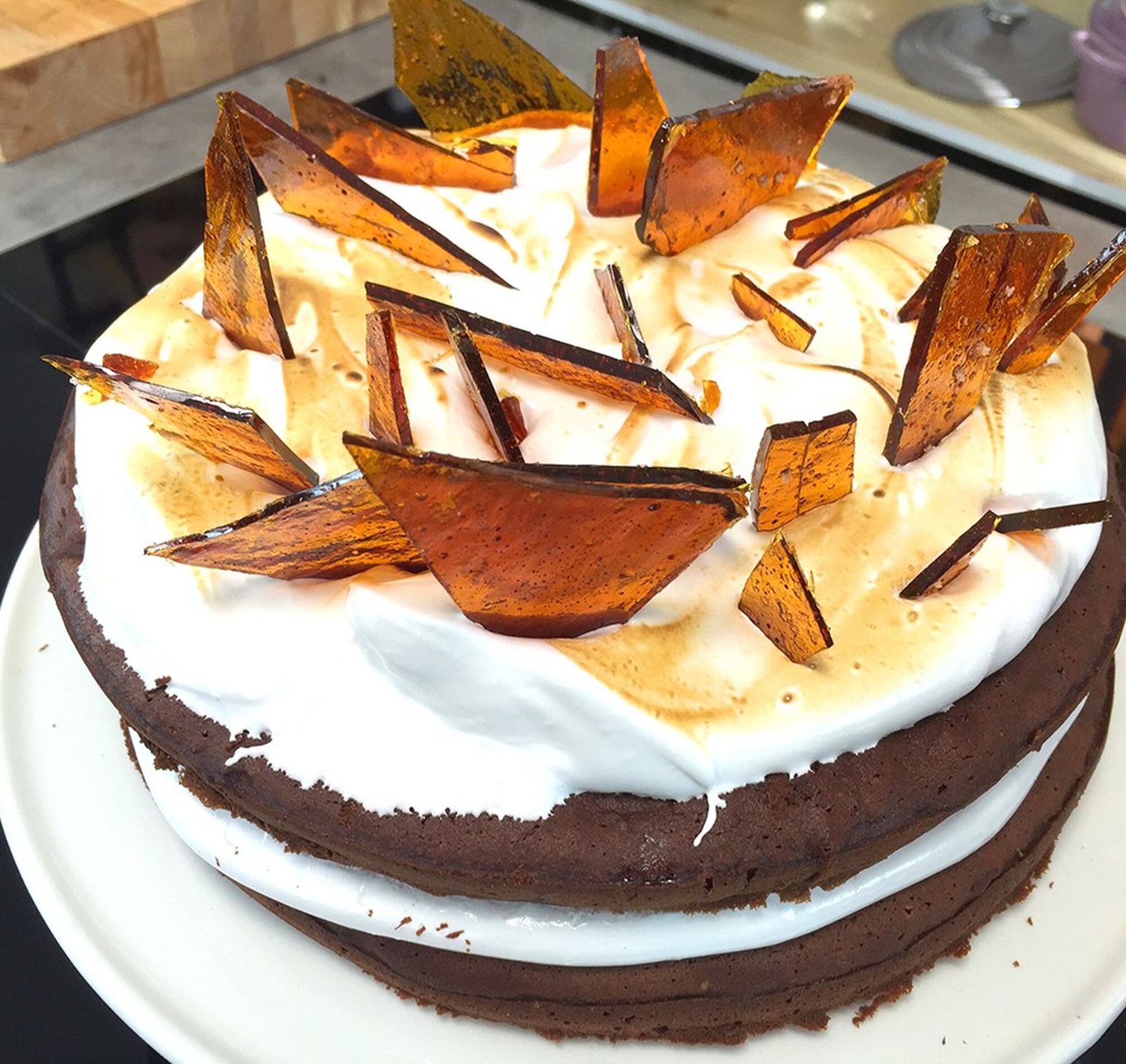 Brownietaart met salted caramel en marshmallow fluff recept - 24Kitchen