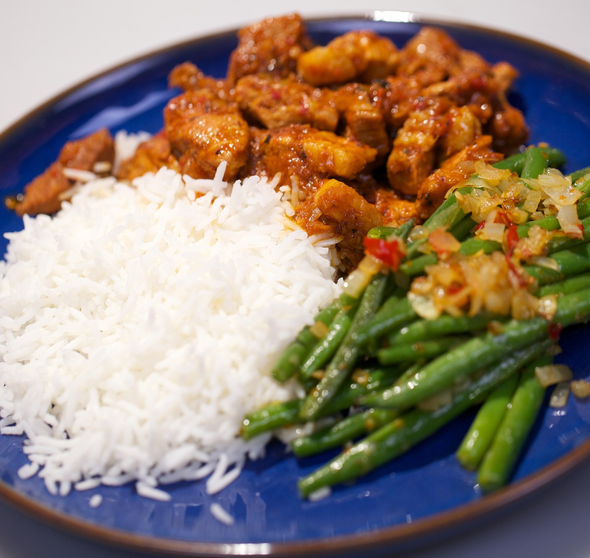 Babi ritja ritja (pittig gestoofd varkensvlees) en snelle sambal goreng ...