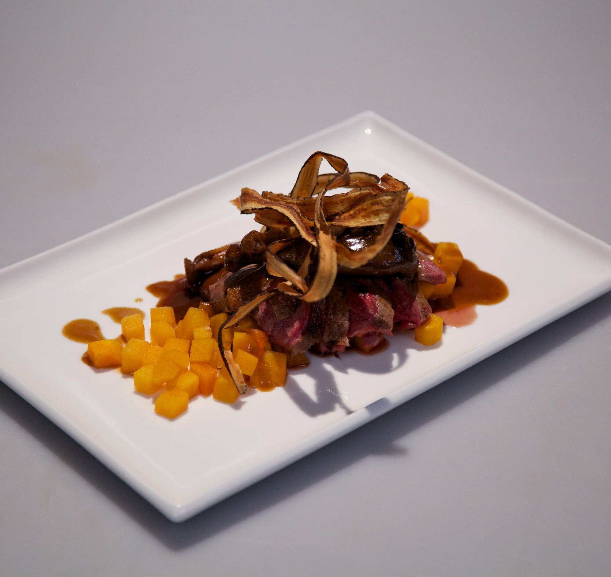 Wilde eend met vanille-portsaus, pompoen en gefrituurde schorseneren ...