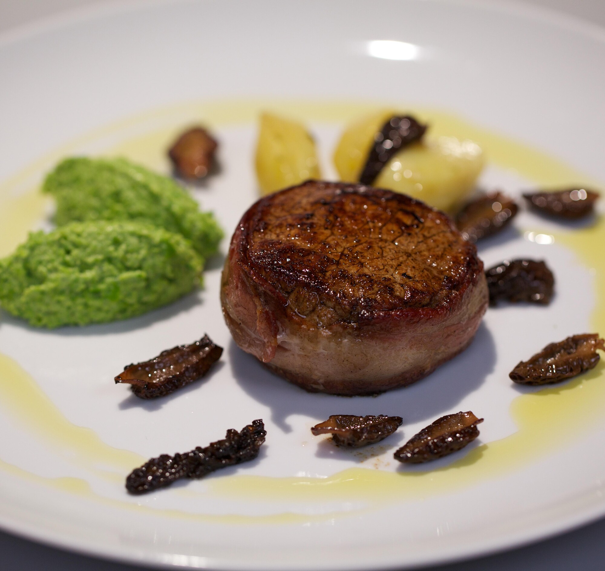 Kalfsoester met doperwten ’hummus’ recept - 24Kitchen