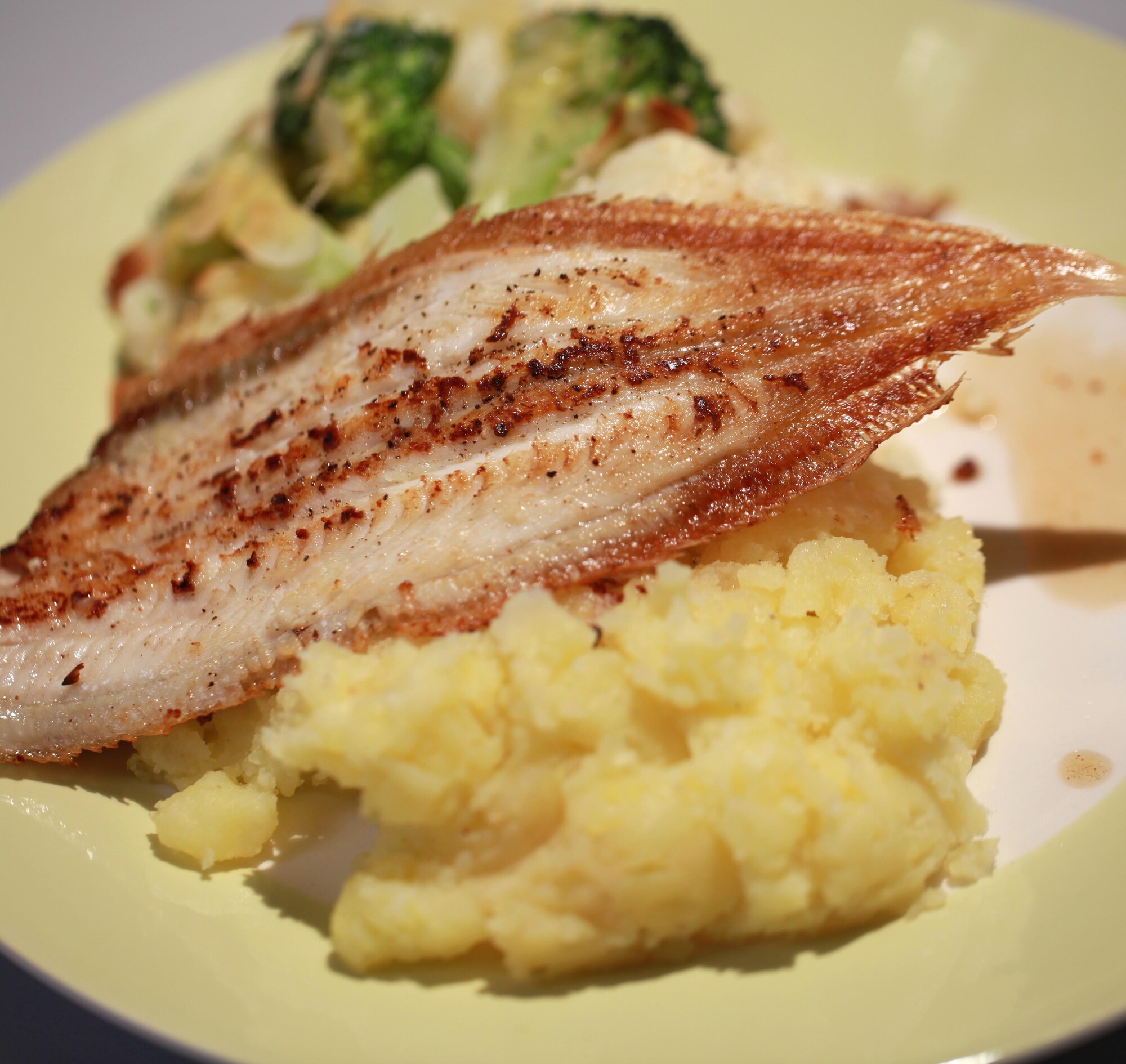Gebakken sliptong met gegratineerde bloemkool en broccoli recept ...