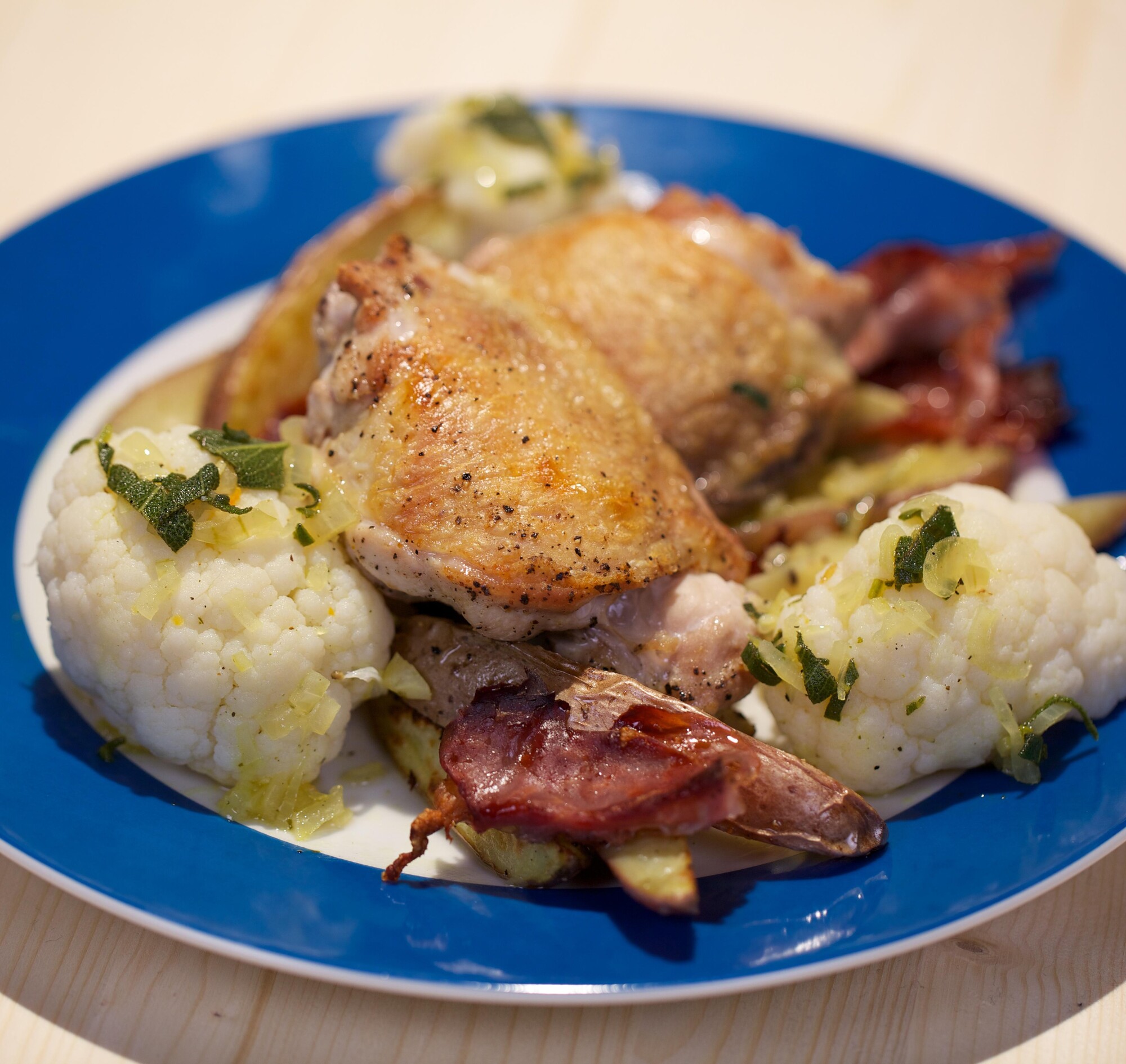 Kippendijen met rauwe ham en salie recept - 24Kitchen