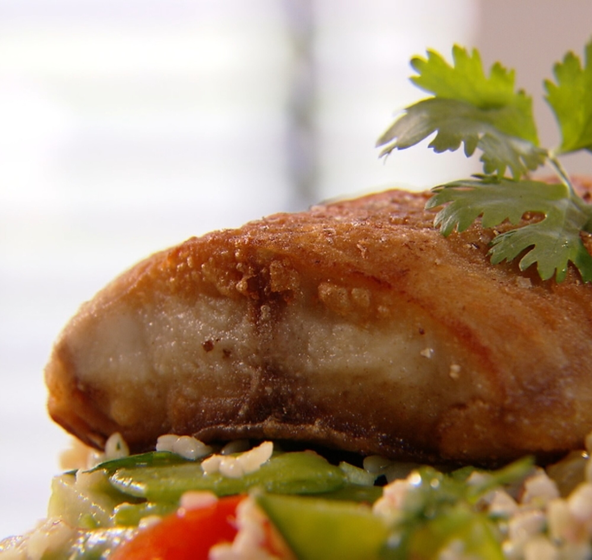 Gefrituurde meerval met roergebakken komkommer, ui en zoetzure saus ...