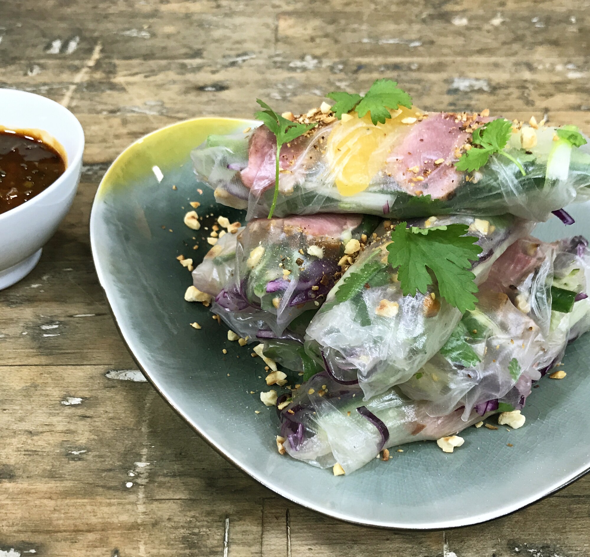 Springrolls met eend en knapperige groenten recept - 24Kitchen