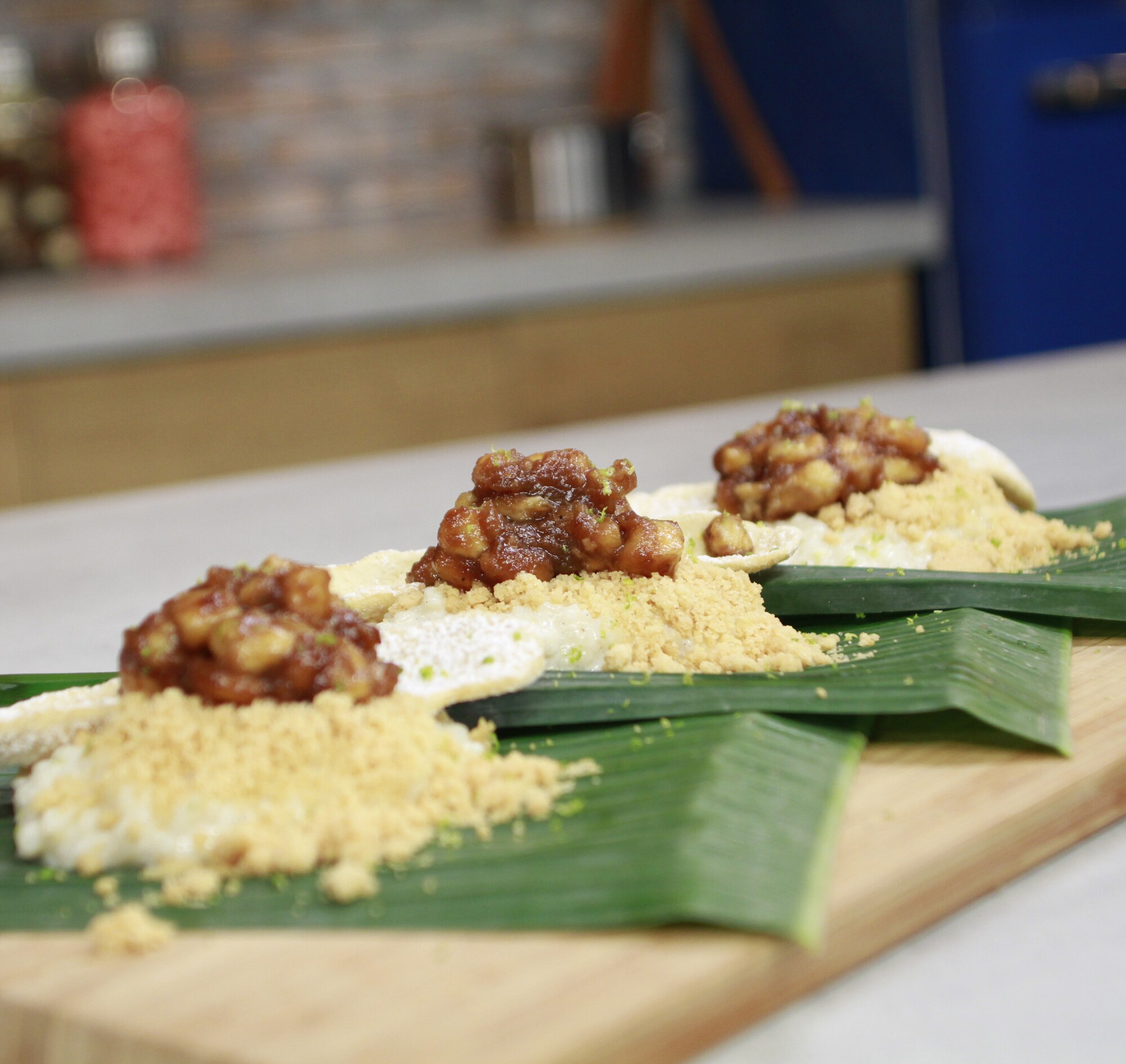 Rijstepapdessert met 5-spice kroepoek en kemiricrumble recept - 24Kitchen