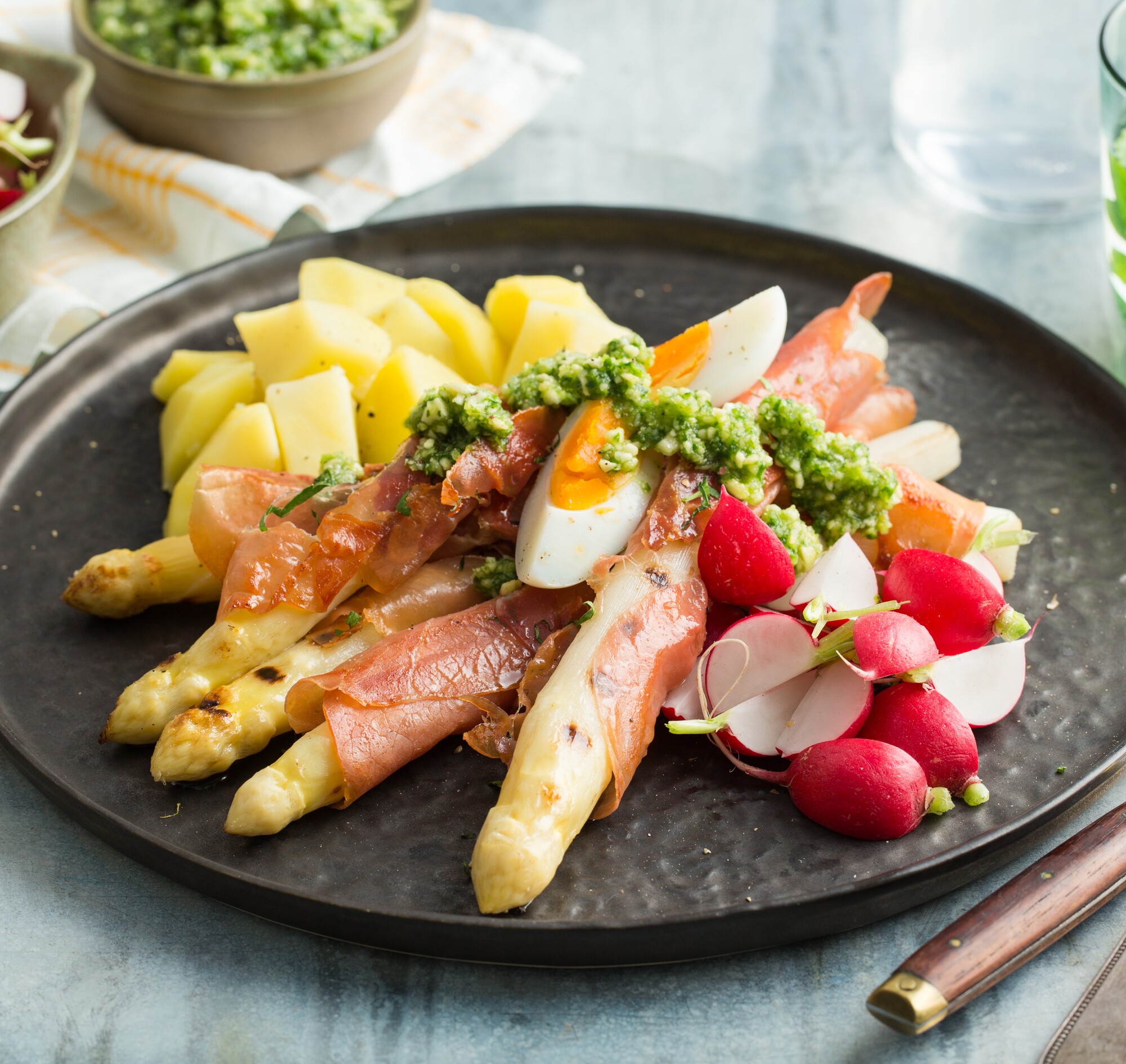Asperges met ham en pesto van radijsblad - 24Kitchen