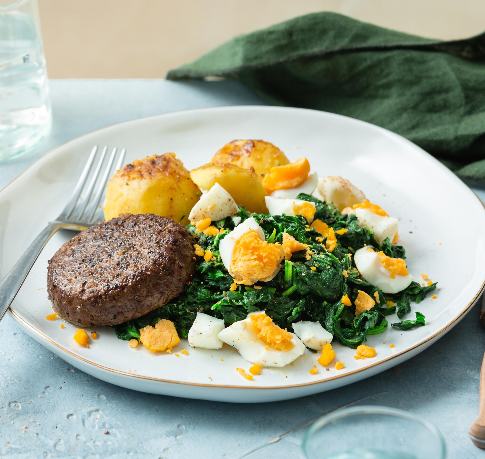 Spinazie à la crème met gekookte aardappels en rundertartaar recept ...