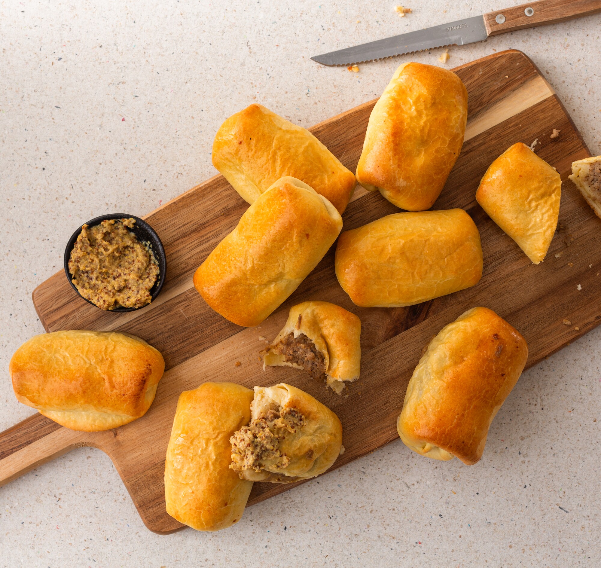 Worstenbroodjes uit Rudolphs Bakery recept - 24Kitchen