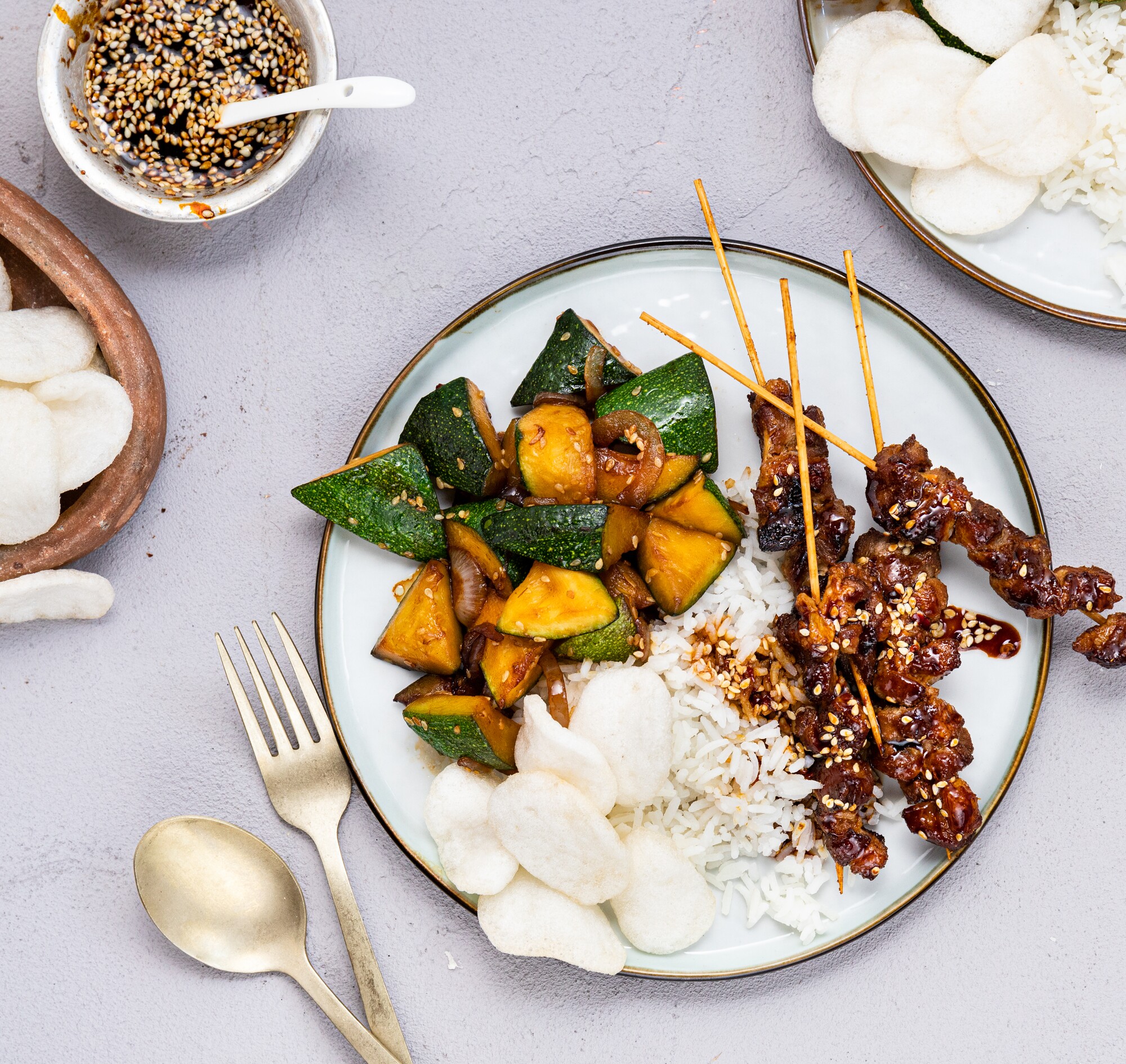 Saté in ketjap-chilisaus met gebakken courgette en rijst recept - 24Kitchen