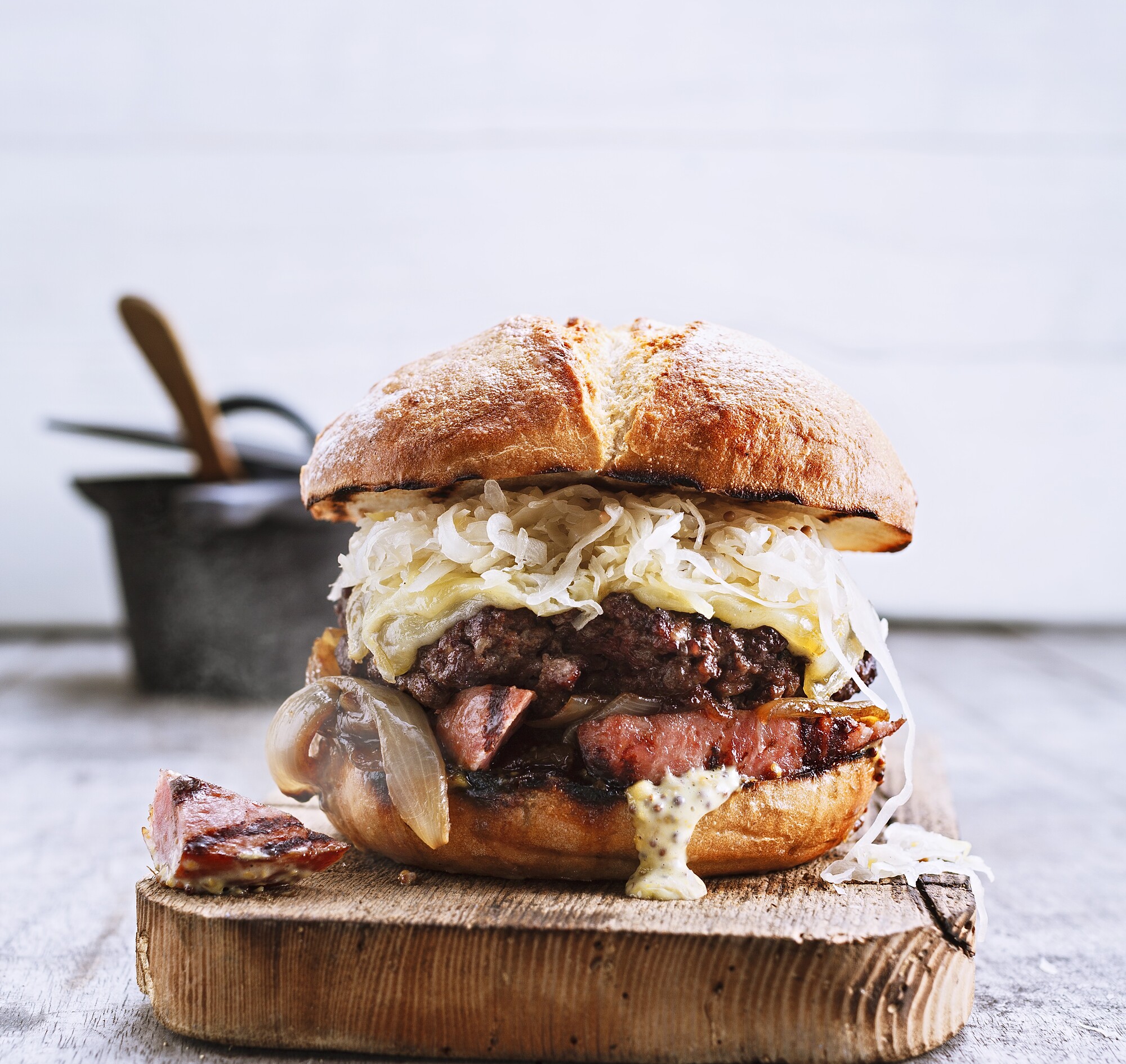 Winterburger met zuurkool, rookworst en uienchutney - 24Kitchen