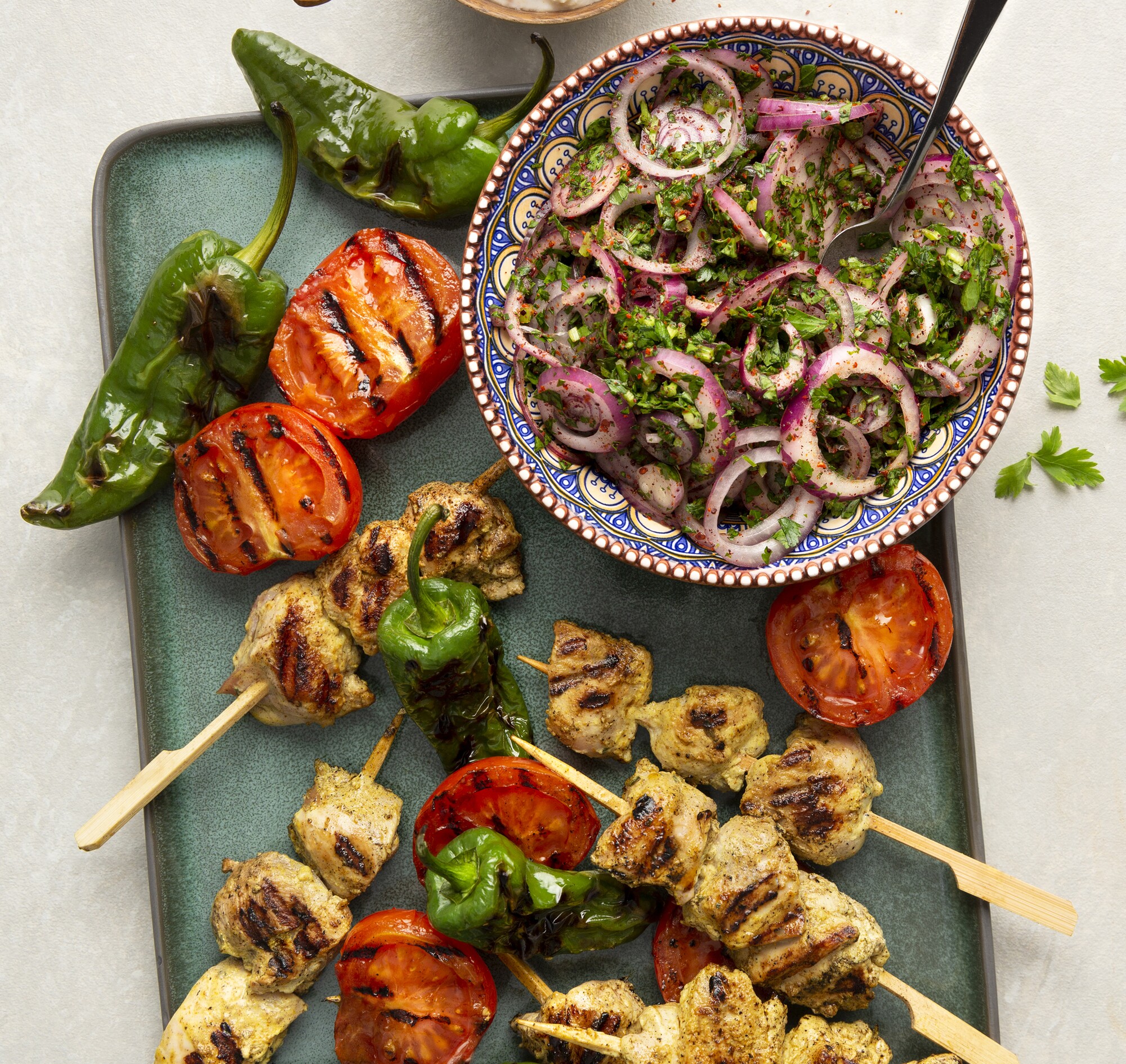 Turkse kipspiesjes met sumak-salade - 24Kitchen