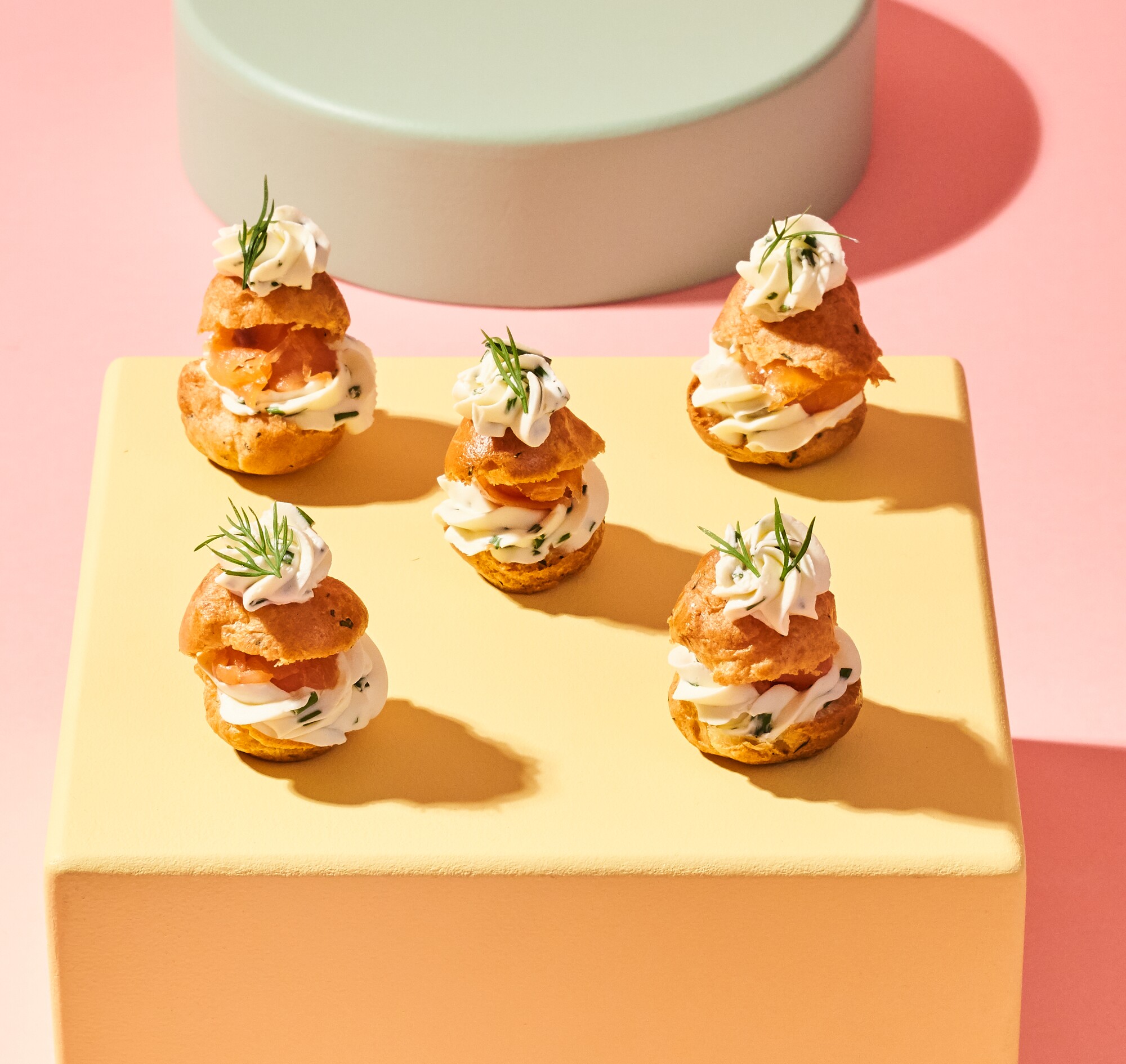 Hartige soezen met zalm en roomkaas recept - 24Kitchen
