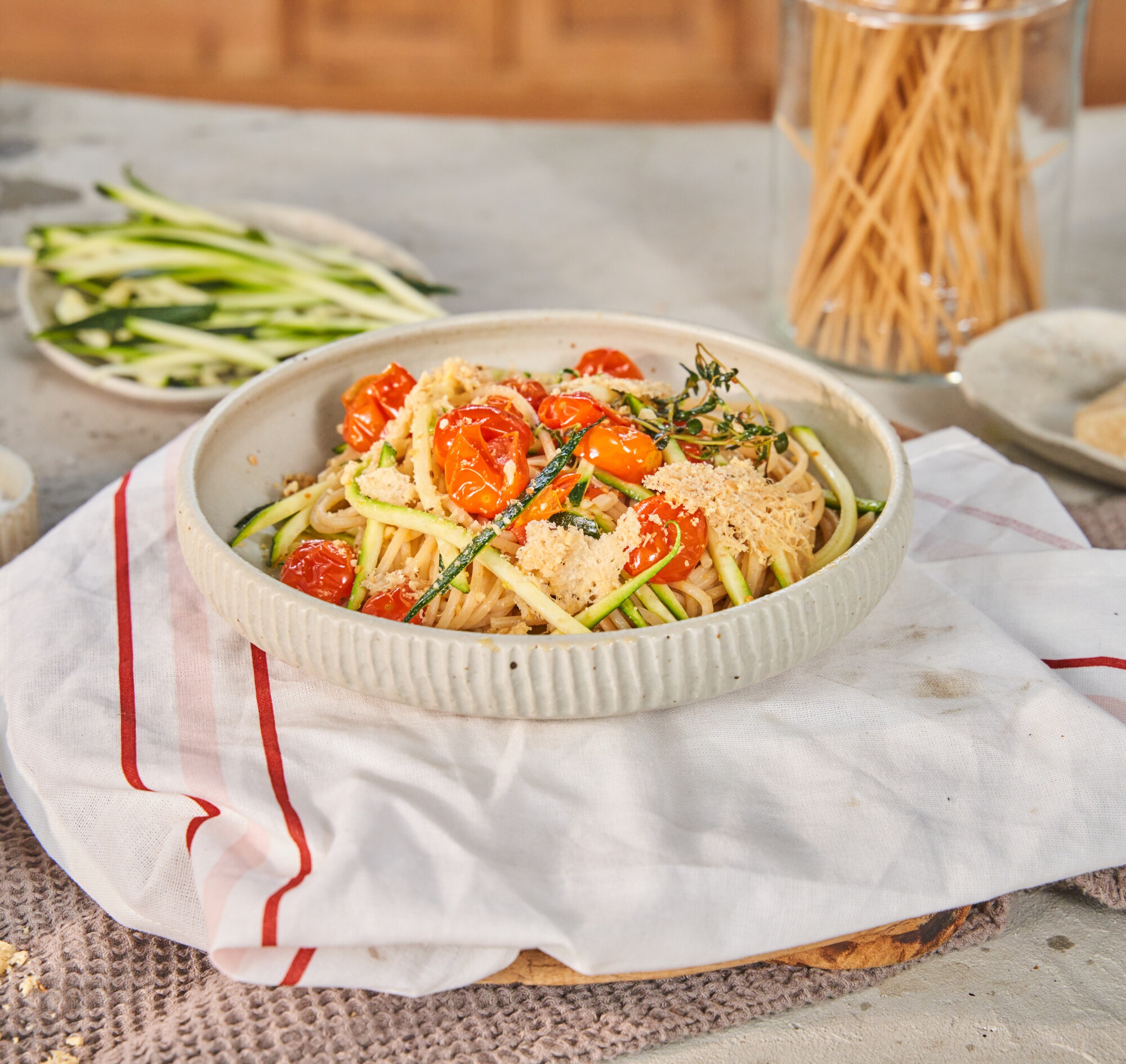 Spaghetti met gekonfijte tomaat en parmezaan-crunch recept - 24Kitchen