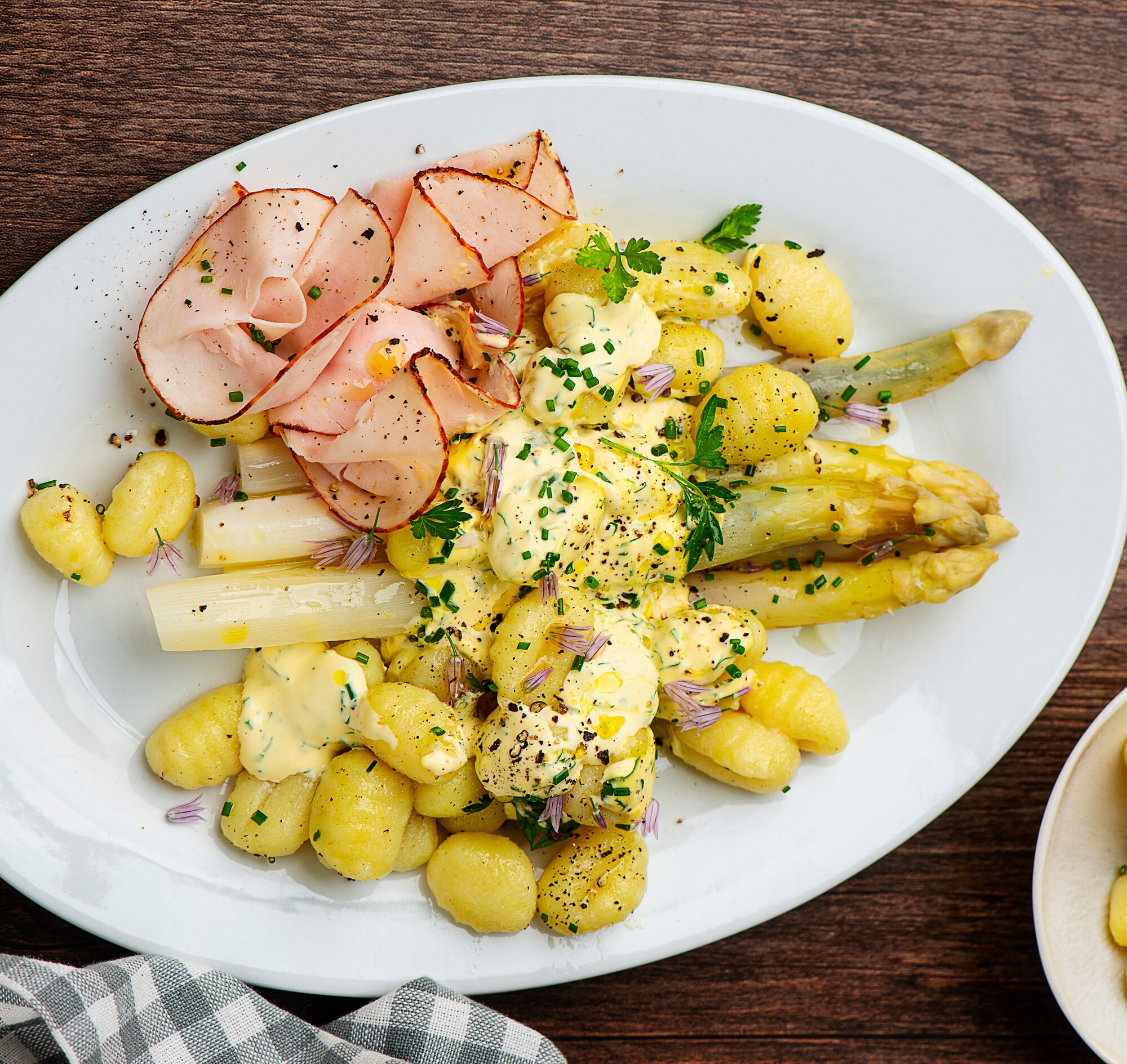 Witte asperges met beenham, ei en krieltjes | 24Kitchen