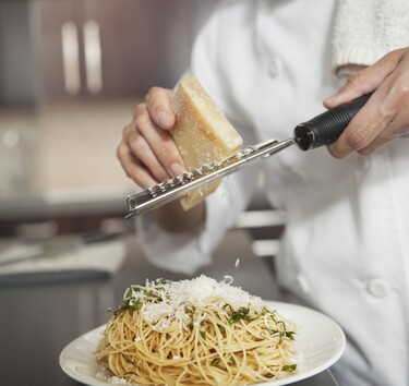 Dit is beste manier om je kaas te raspen voor de pasta - 24Kitchen