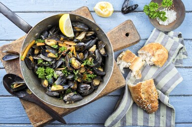 Mosselen-recept: 8 x mosselen uit de pan op verschillende manieren ...