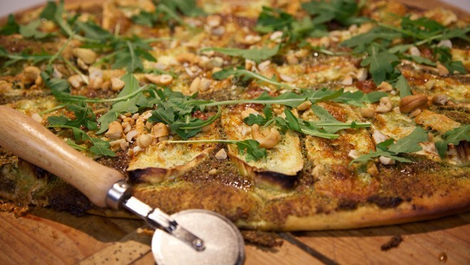 Brie-pizza met pesto | 24Kitchen