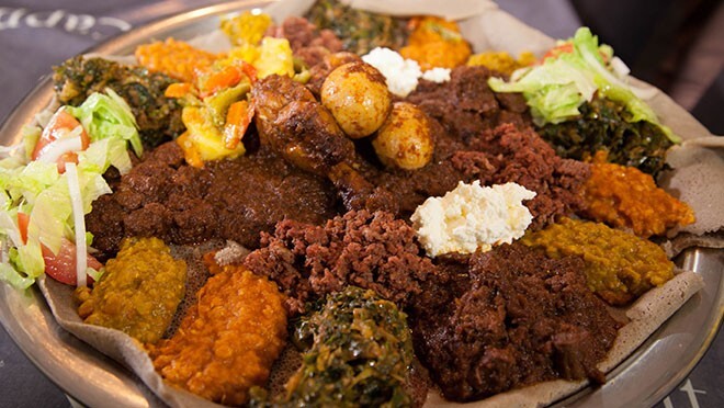 Tsebhi Dorho, Zegni, Alicha en Temtemo (kip- en runderstoof, groenten ...