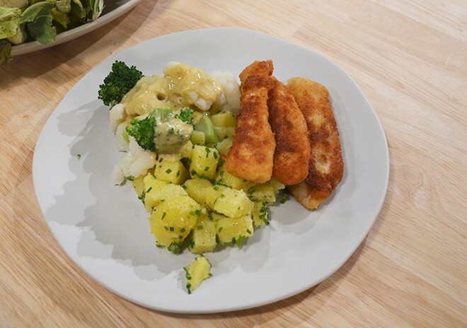 Visfrietjes met groenten en zachte kerriesaus recept - 24Kitchen
