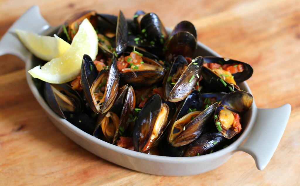 Mosselen met chorizo, citroenrasp, knoflook, bieslook en tomaat recept ...