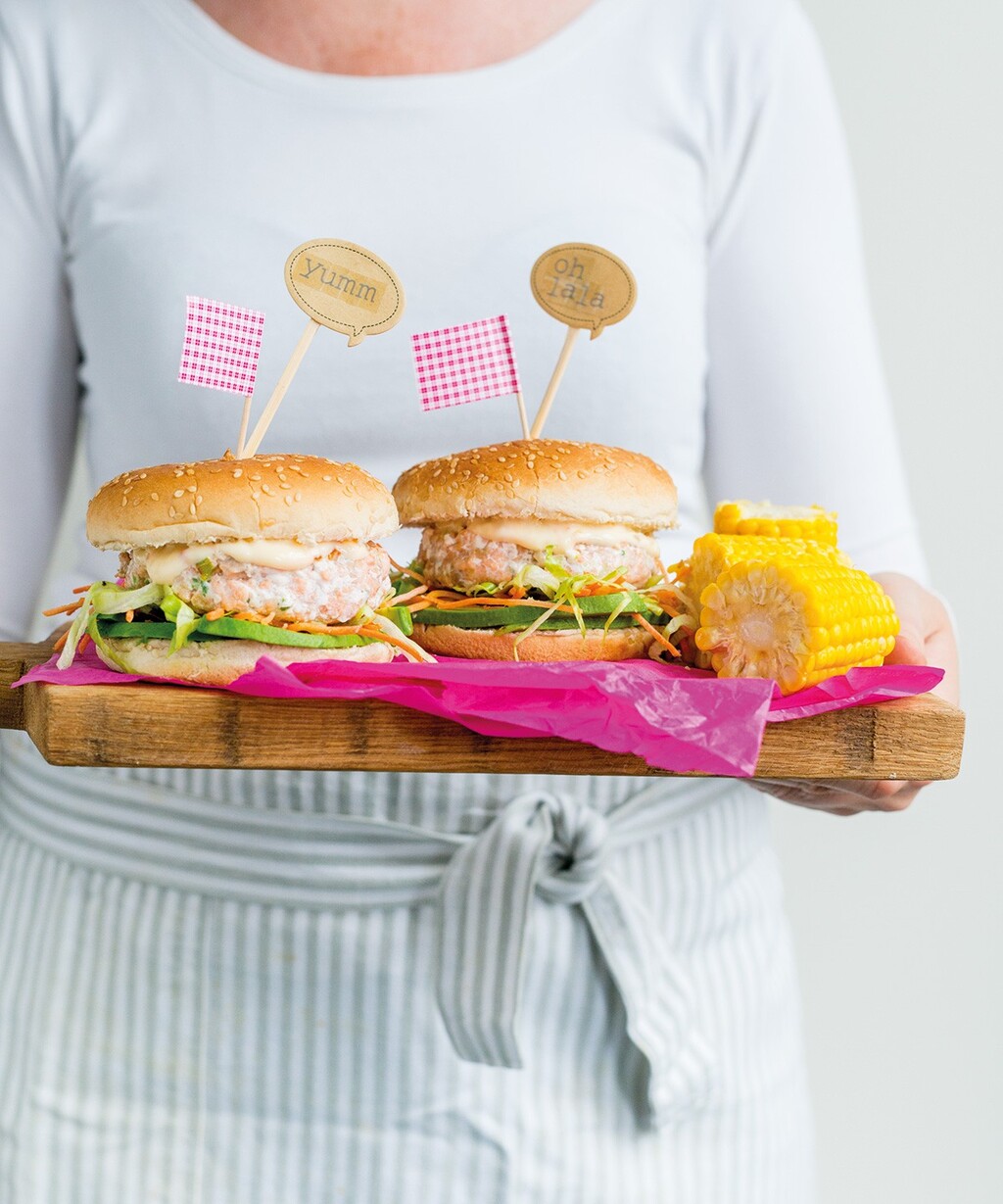 Roberta's roze burgers (zalmburgers met maïs) recept - 24Kitchen