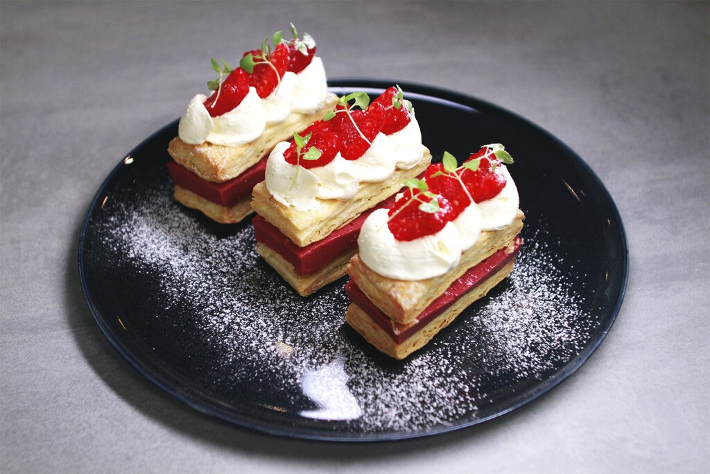 Millefeuille met crème chibouste en frambozencremeux recept - 24Kitchen