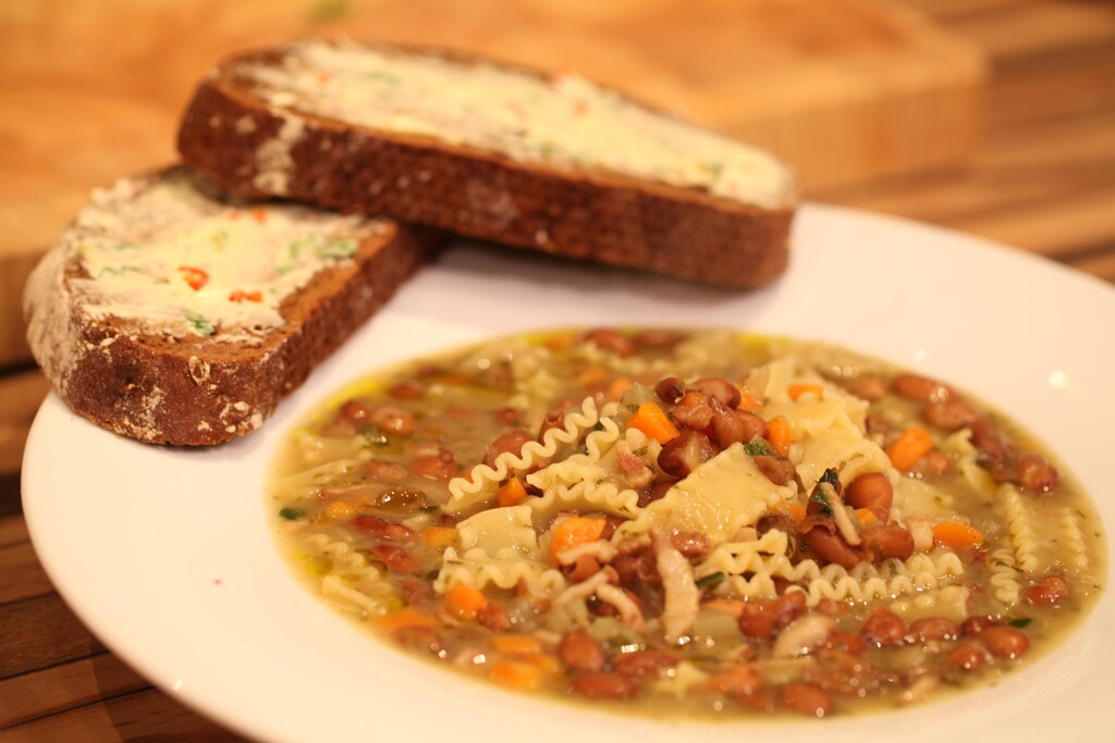 Pasta e fagioli (pasta met bruine bonen) & Brood met Gio’s kruidenboter ...