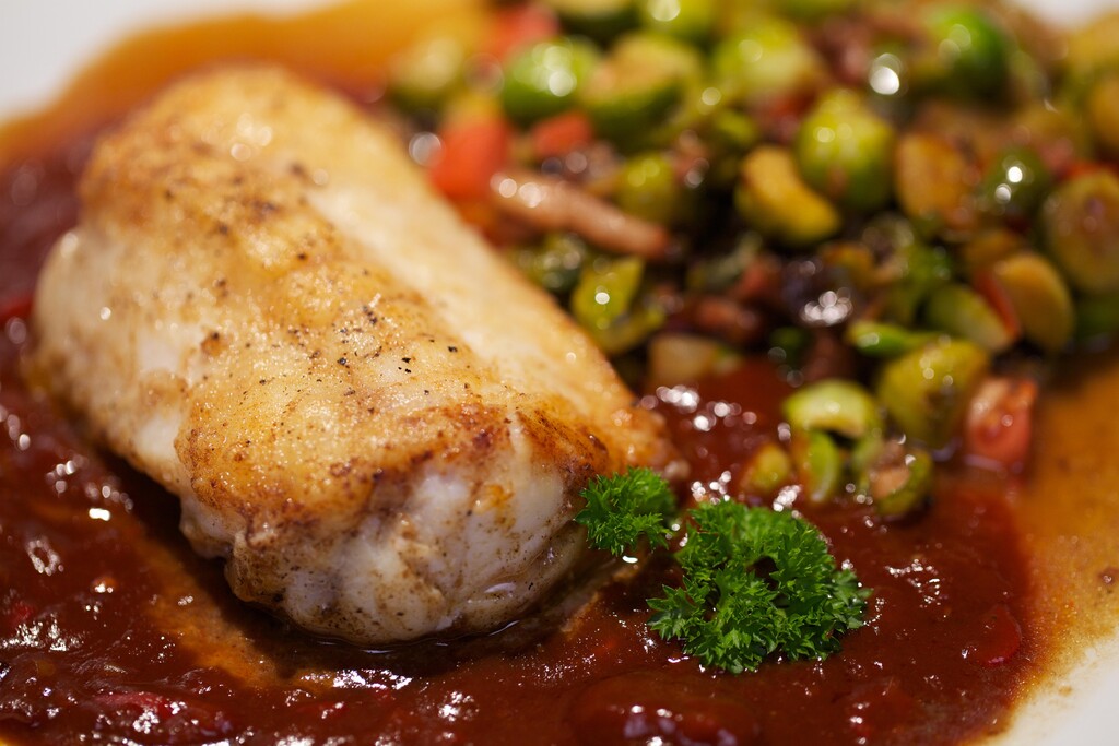 Ikan ritja ritja (vis in tomatensaus) met gefruite spruitjes met spek ...