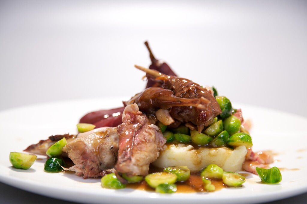 Gebardeerde Patrijs met jeneverbessensaus, stoofpeertjes en winterse ...