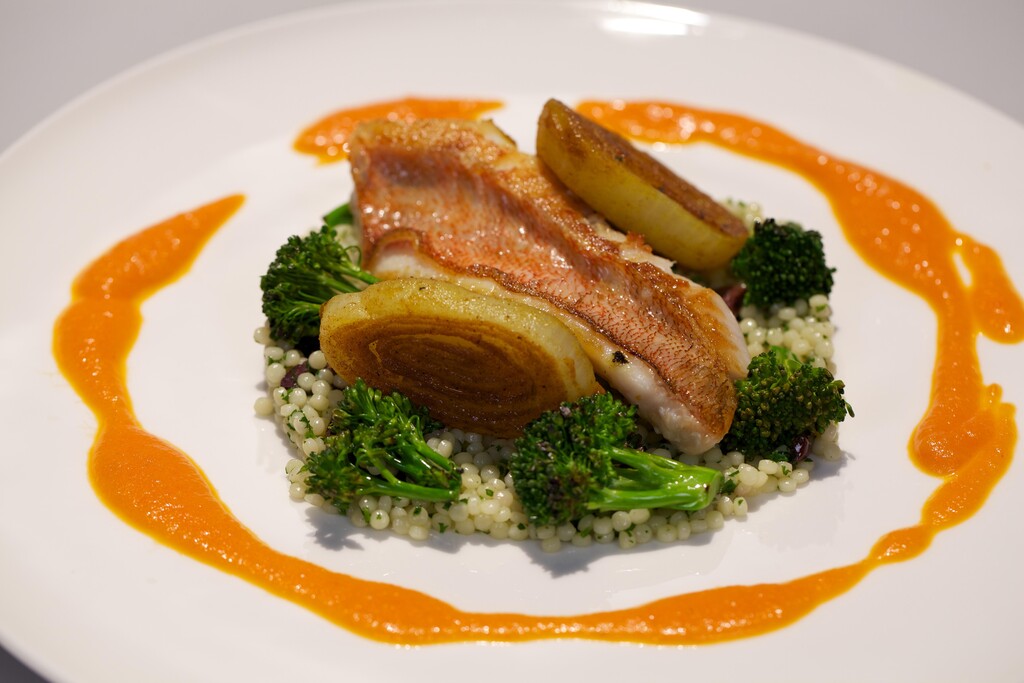 Roodbaars met parelcouscous en gepofte tomatensaus recept - 24Kitchen