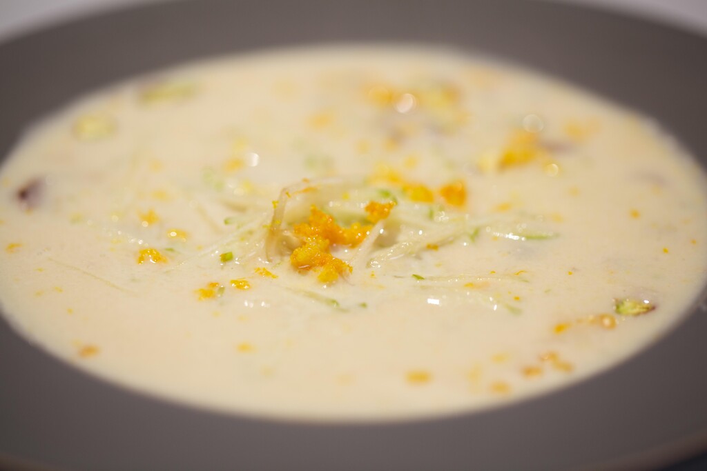 Knolselderijsoep met zure appel recept - 24Kitchen