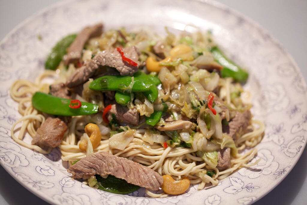 Biefstuk uit de wok met Chinese kool en shiitakes - Recept | 24Kitchen