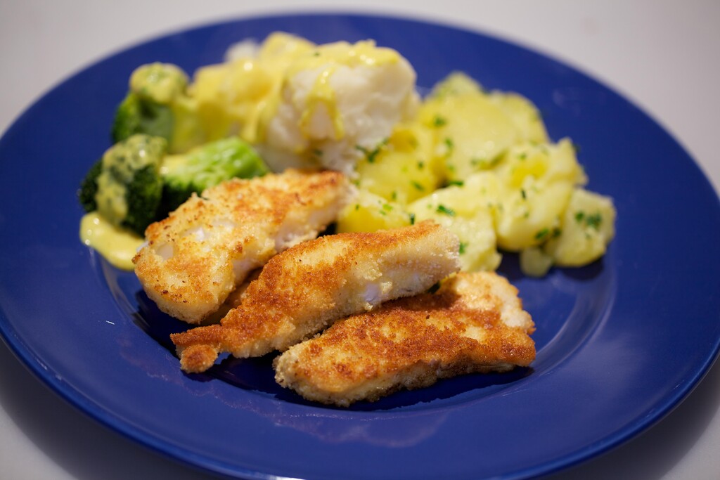 Visfrietjes met groente en zachte kerriesaus recept - 24Kitchen