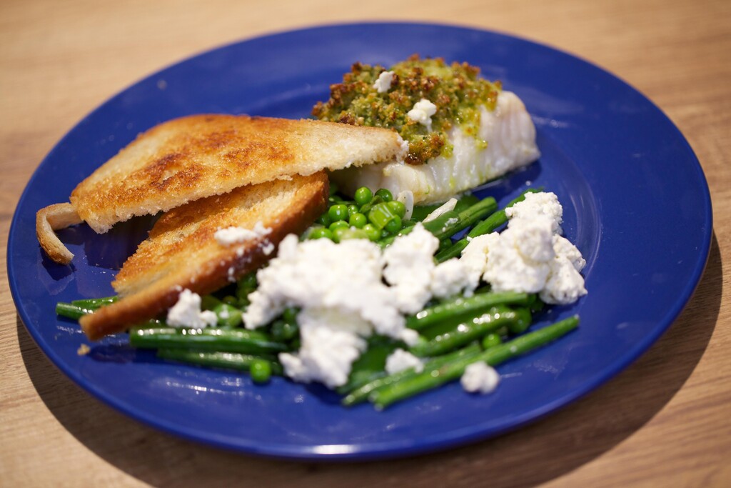 Zeewolffilet met peterseliekorstje en groene groente recept - 24Kitchen