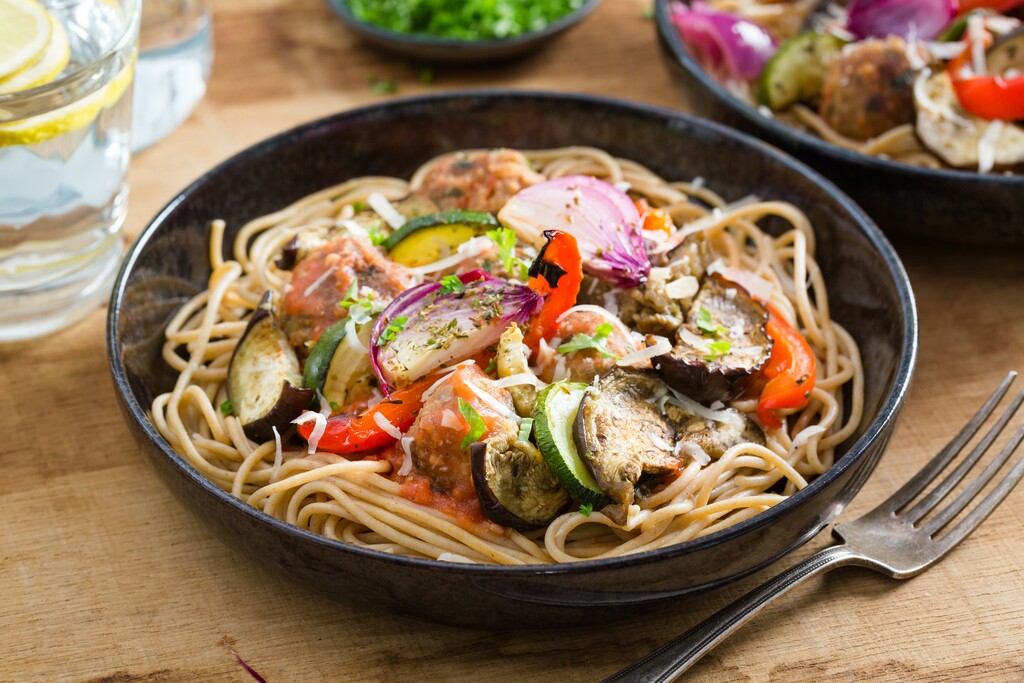 Spaghetti met saus van geroosterde groenten en gehaktballetjes recept ...