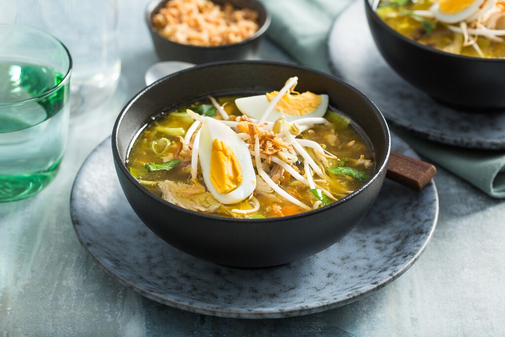 Snelle Surinaamse saotosoep met kip, taugé en een eitje - 24Kitchen