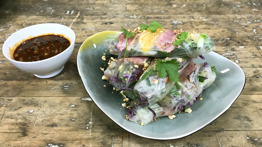 Springrolls met eend en knapperige groenten recept - 24Kitchen