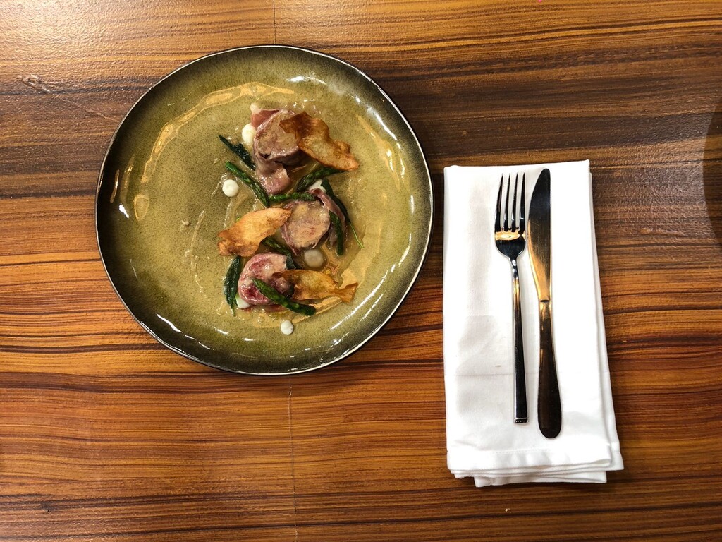 Saltimbocca met kalfshaas, bloemkoolcrème en aspergetips recept - 24Kitchen