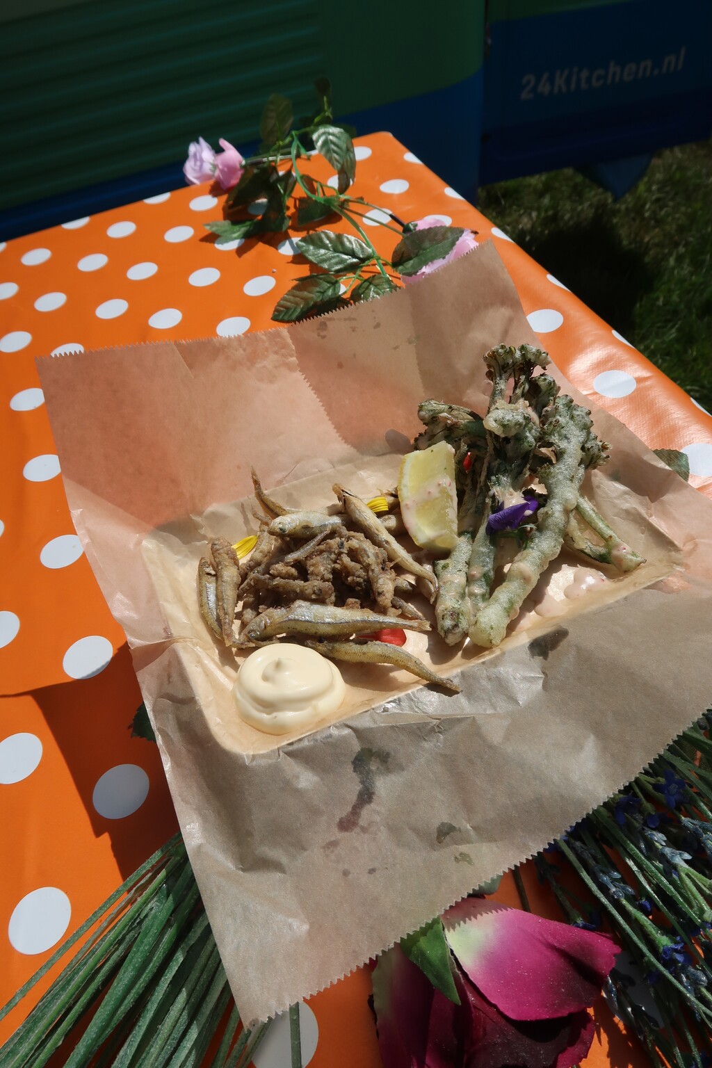 Gefrituurde spiering en bimi met citroenmayonaise recept - 24Kitchen